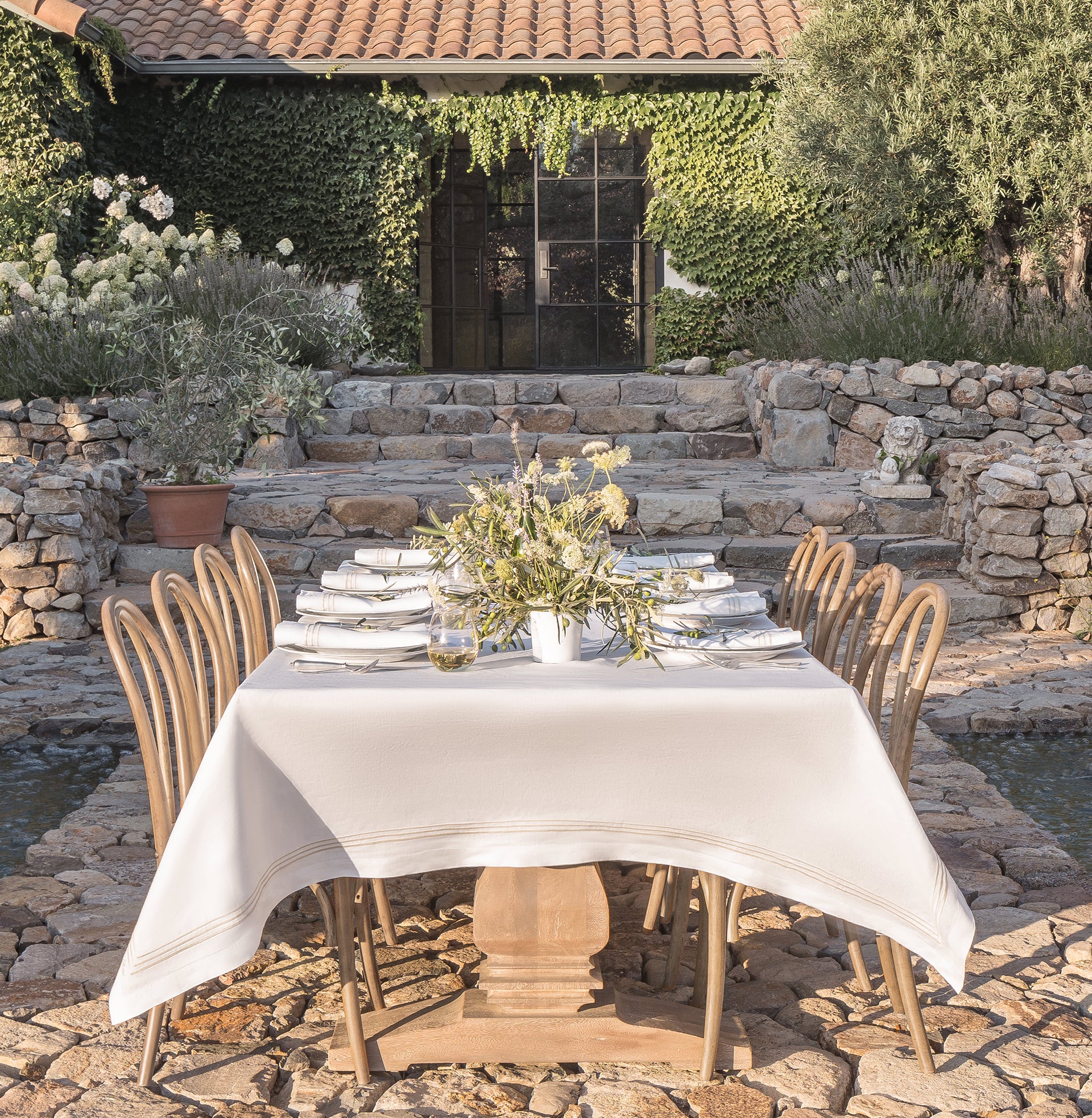 Tre Righe Tablecloths | Luxury Linen Tablecloths | Pratesi